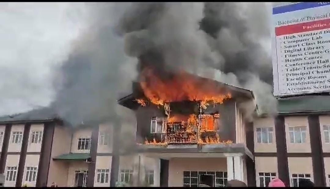 Fire breaks out in Ganderbal College - Shaharbeen Times